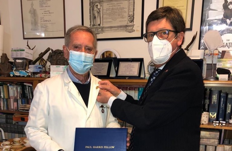 Il Rotary Club gualdese premia il dottor Massimo Montironi - Tuttoggi.info