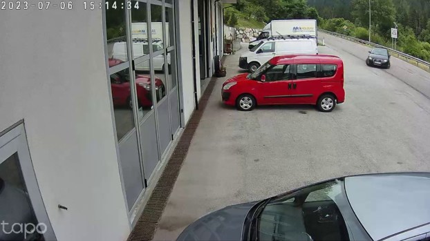 Il video dell'Audi nera di Angelika Hutter che fa inversione di marcia ...