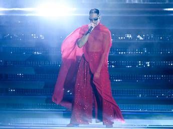 Sanremo 2025, Mahmood in rosso fuoco: il medley travolgente all'Ariston ...